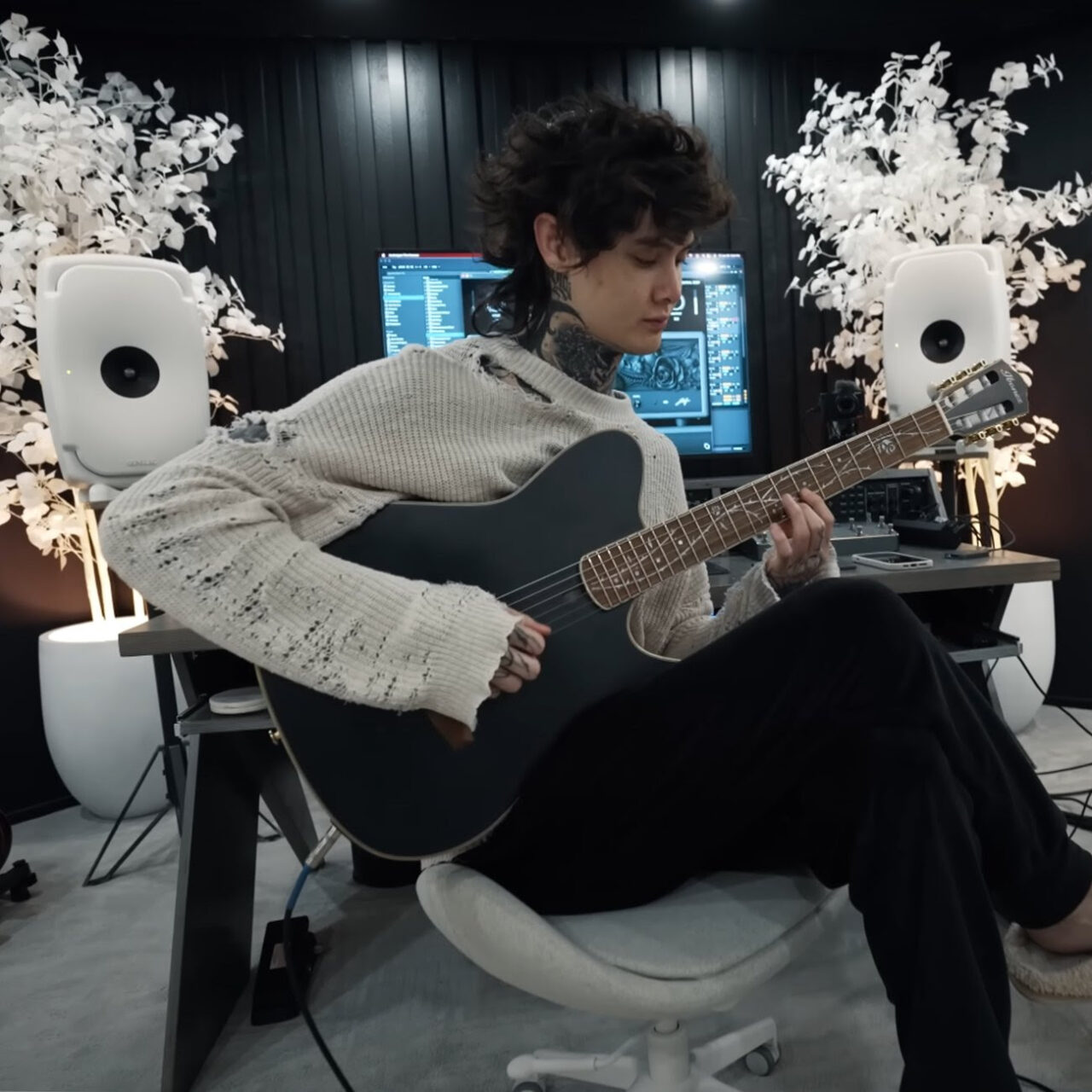 Tim Henson de Polyphia elige Genelec para W6rst Studios - EQUAPHON